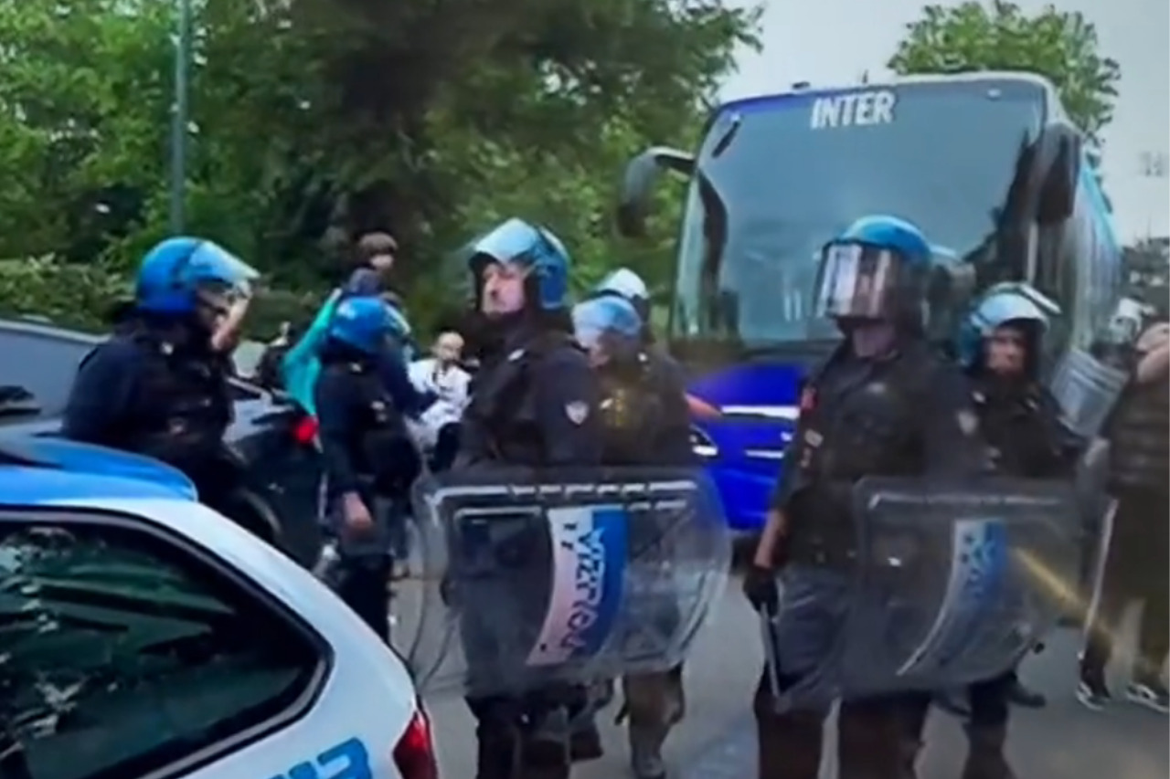VIDEO - Inter-Milan, autobus nerazzurro BLOCCATO dai tifosi! VIDEO - Inter-Milan, autobus nerazzurro BLOCCATO dai tifosi!