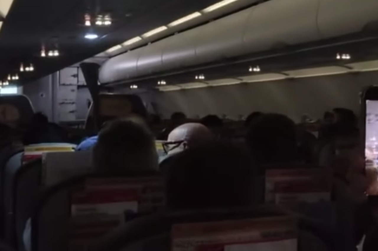 VIDEO - L'aereo come la CURVA: i tifosi dell'Inter cantano i CORI!