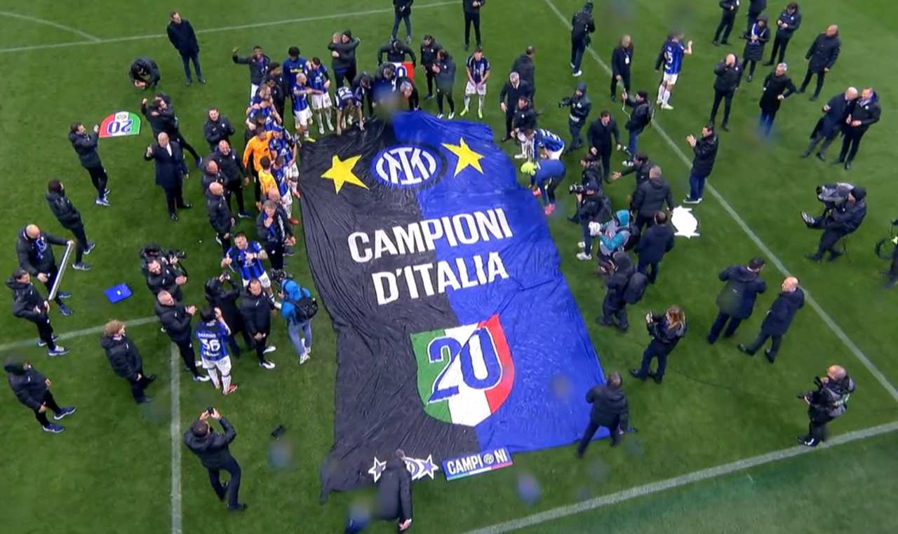 FOTO - La sede dell'Inter si rifà il look con lo Scudetto