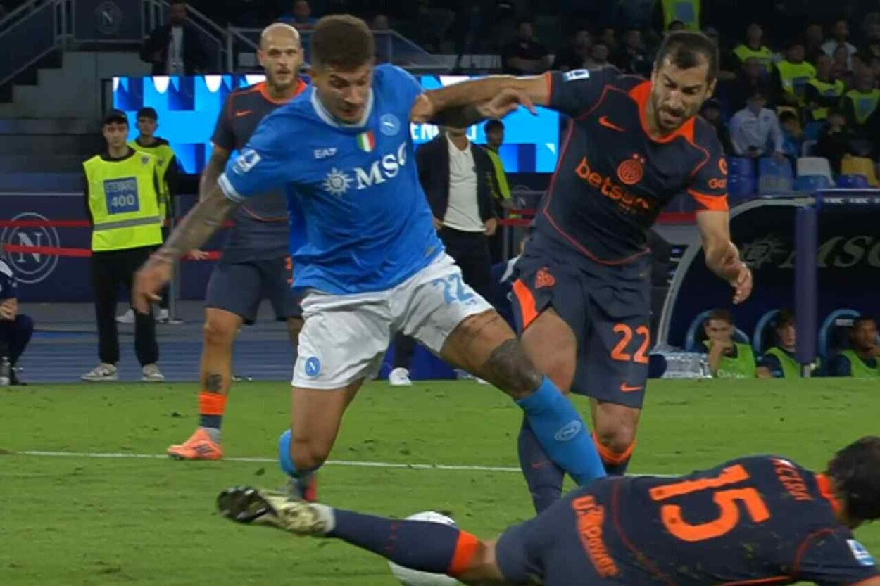 Fermato l'arbitro di Napoli-Inter: stop per l'assistente